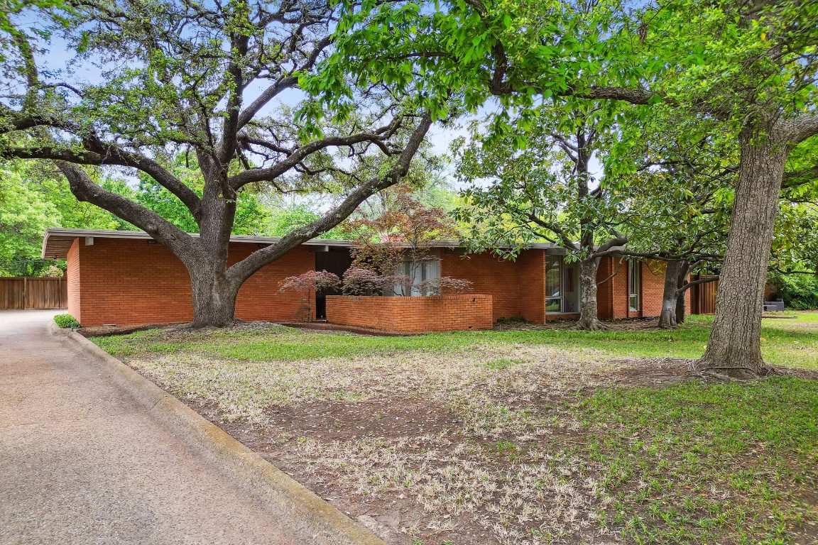 10714 Royal Springs Dr, Dallas, TX 75229 - MLS 20308677 - Coldwell Banker