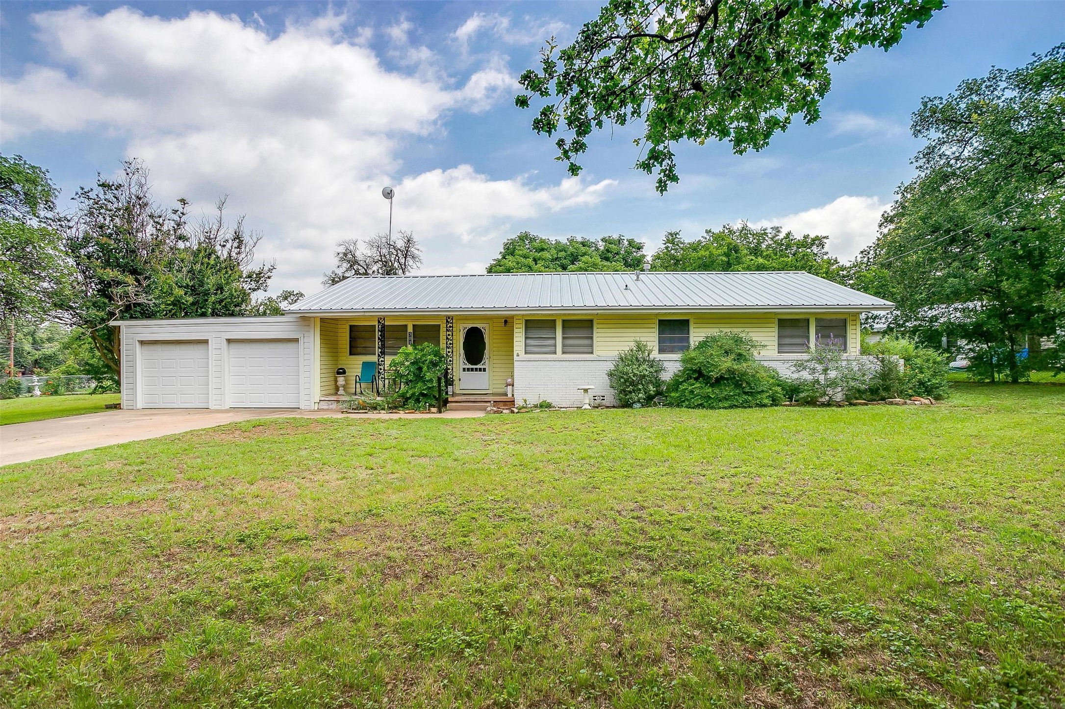 501 SE 20th St, Mineral Wells, TX 76067 - MLS 20634618 - Coldwell Banker