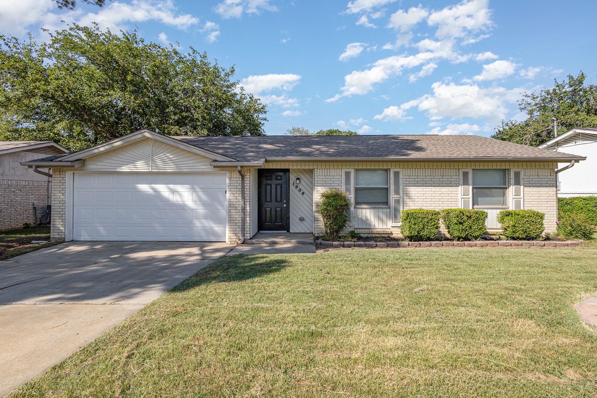 1909 Devonshire Dr, Arlington, TX 76015 - MLS 20667700 - Coldwell Banker