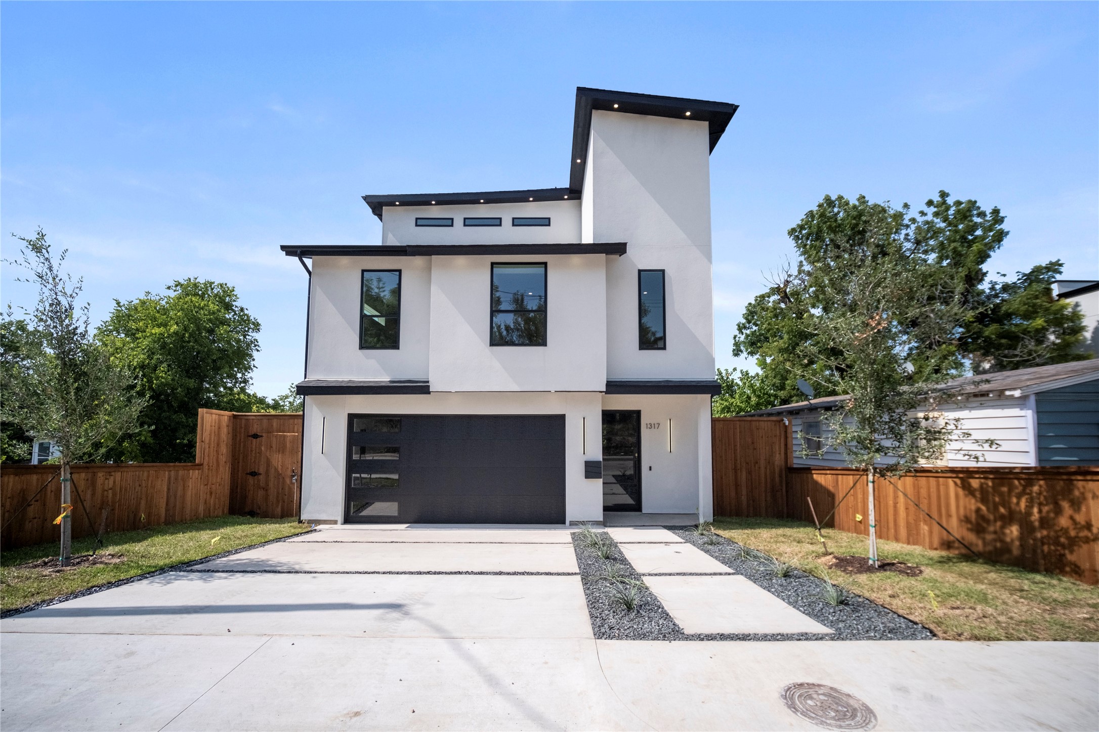 1317 Compton St, Dallas, TX 75203 - MLS 20676056 - Coldwell Banker
