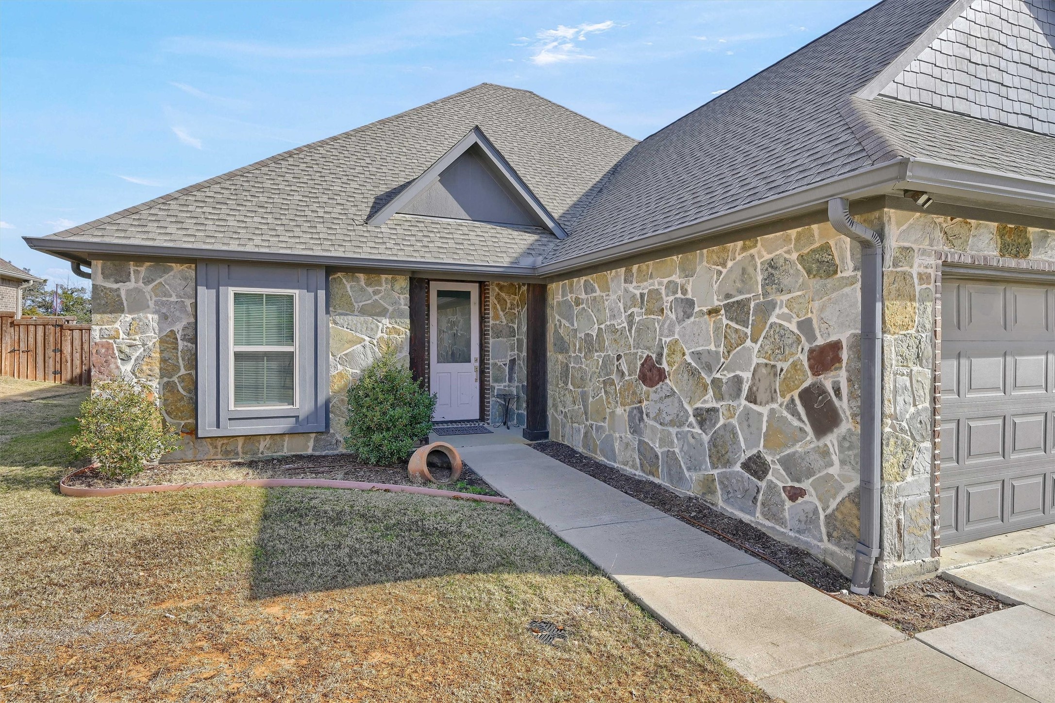 127 Comanche Dr, Lake Kiowa, TX 76240 - MLS 20805456 - Coldwell Banker