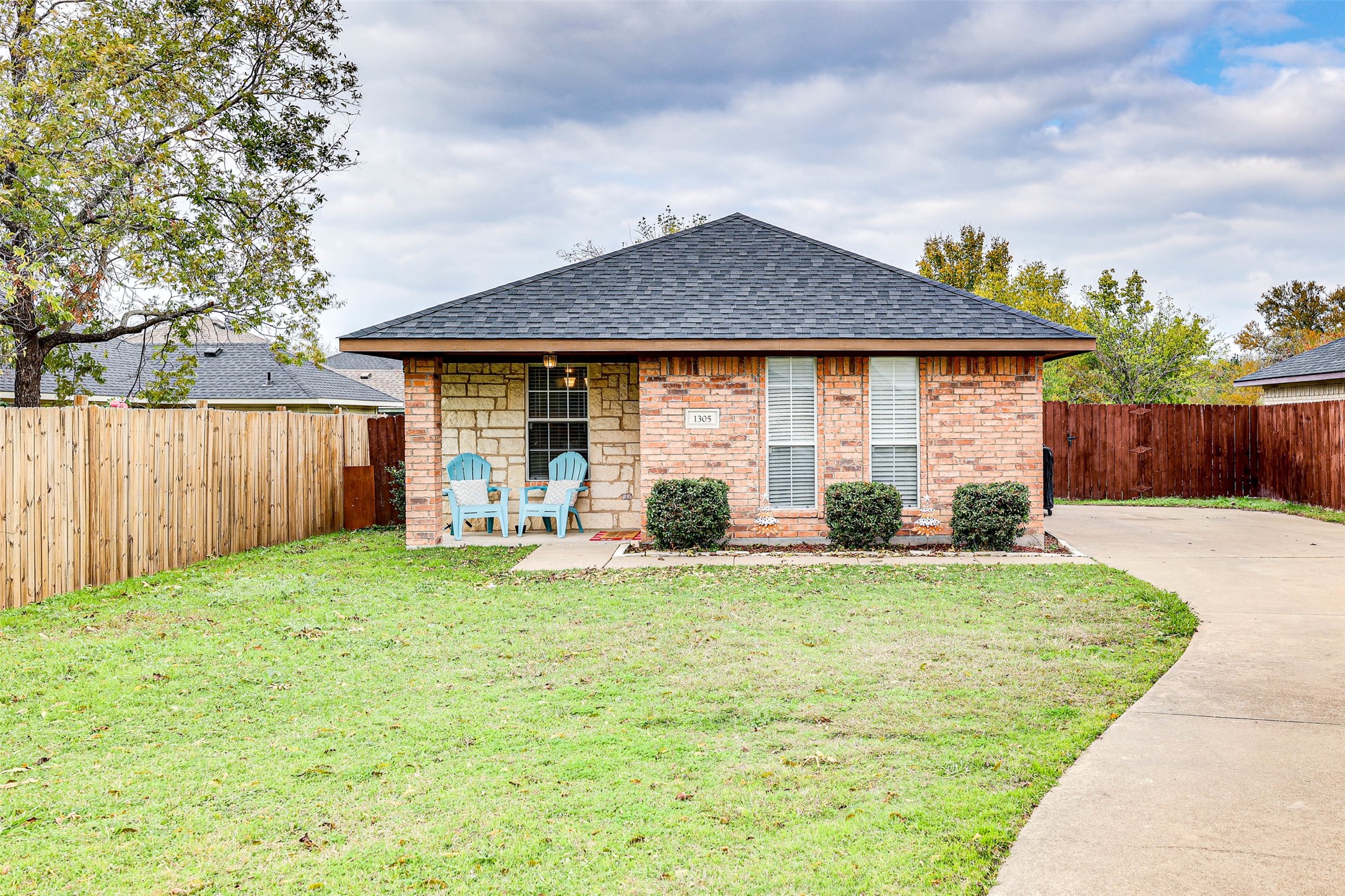 1305 Wyatt St, Waxahachie, TX 75165 - MLS 20942878 - Coldwell Banker