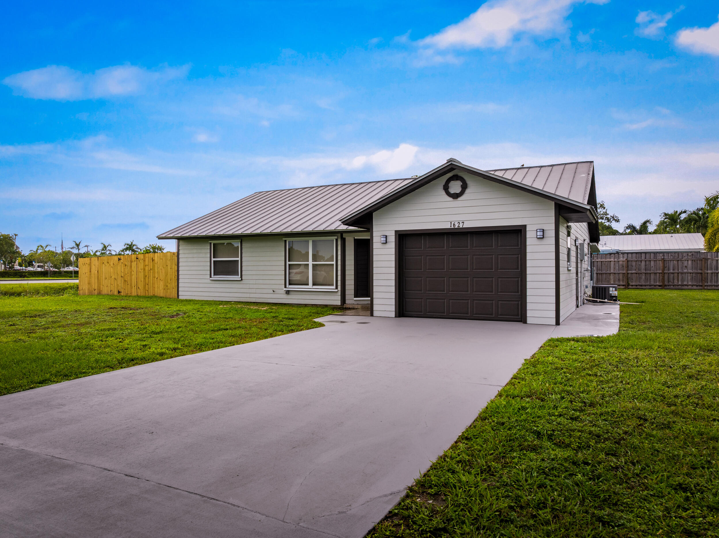 1627 SE Monroe St, Stuart, FL 34997 - MLS R11123783 - Coldwell Banker
