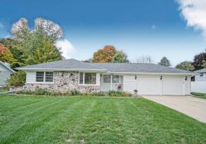 285 Hazel Ln, Hartland, WI 53029 - MLS 1854823 - Coldwell Banker