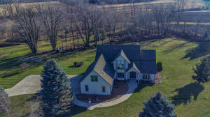 4720 Red Fox Ln, Jackson, WI 53095 - MLS 1858641 - Coldwell Banker