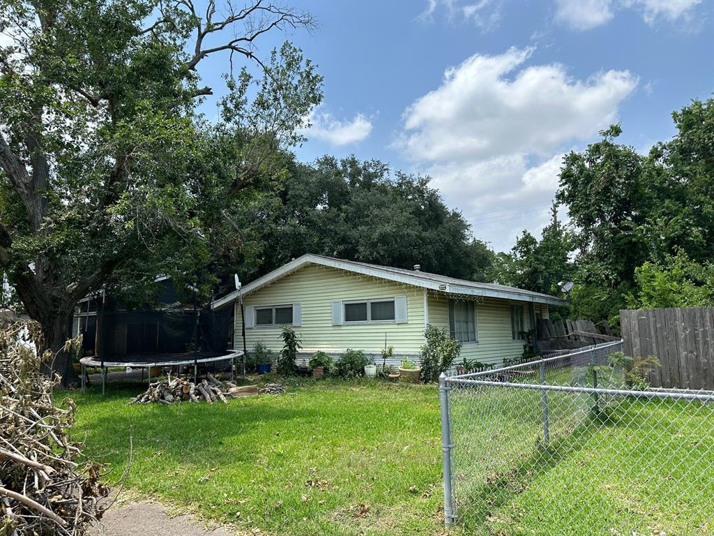 8546 Western Dr, Houston, TX 77055 - MLS 55345334 - Coldwell Banker
