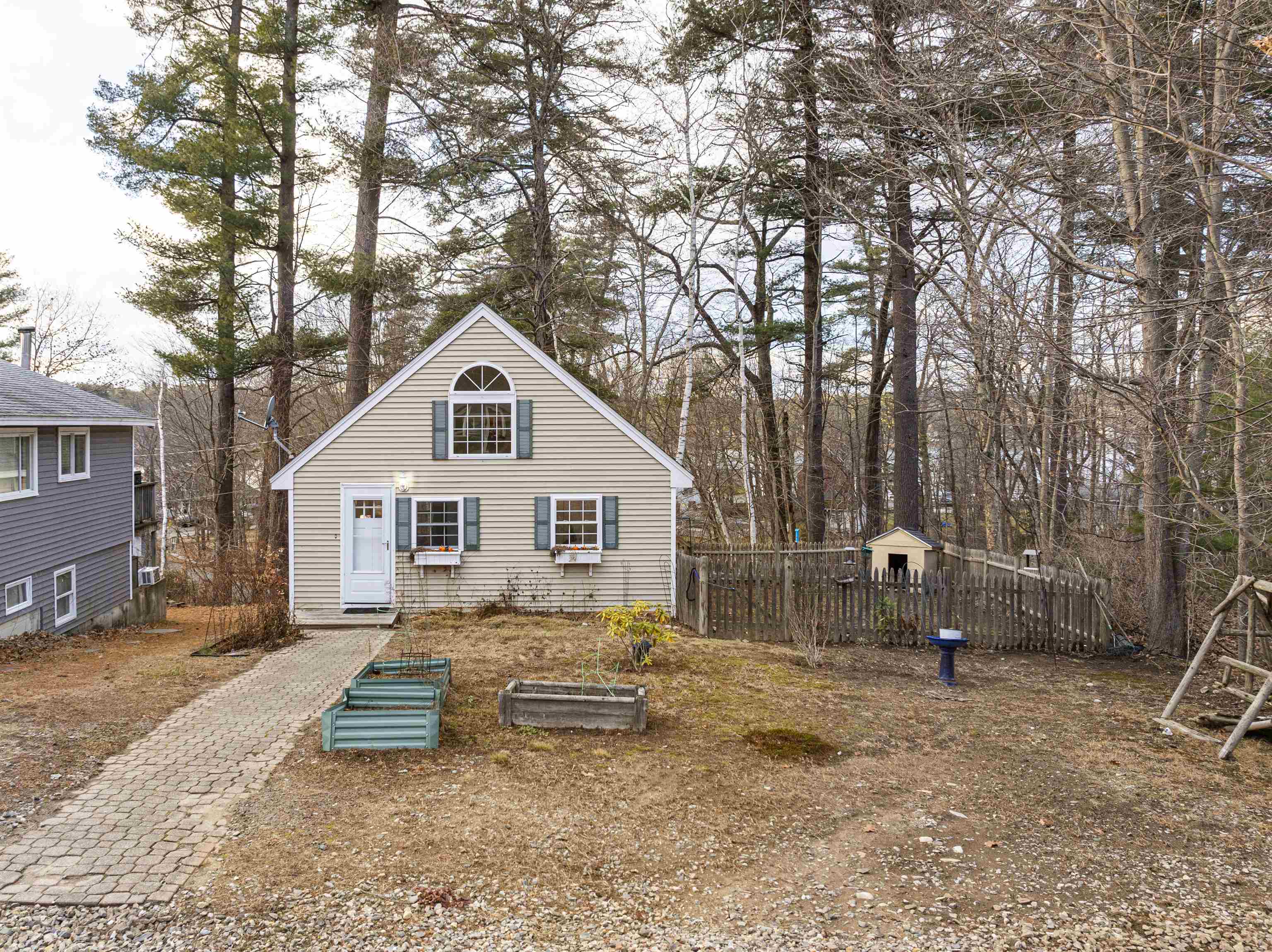 8 Beaver Lake Ave, Derry, NH 03038 - MLS 5024606 - Coldwell Banker