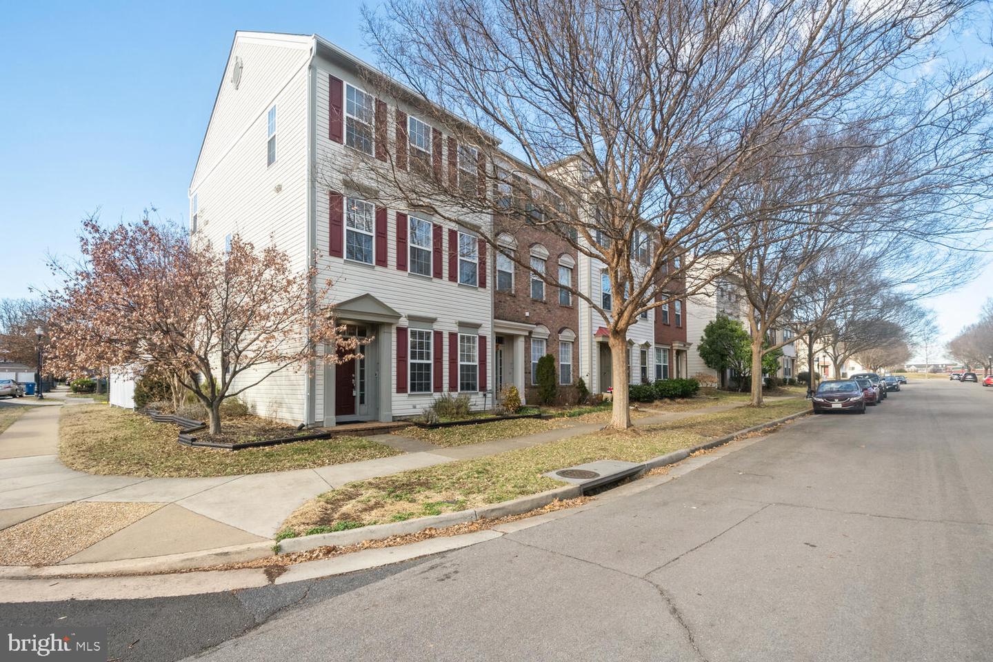 25557 Donegal Dr, Chantilly, VA 20152 - MLS VALO2042046 - Coldwell Banker