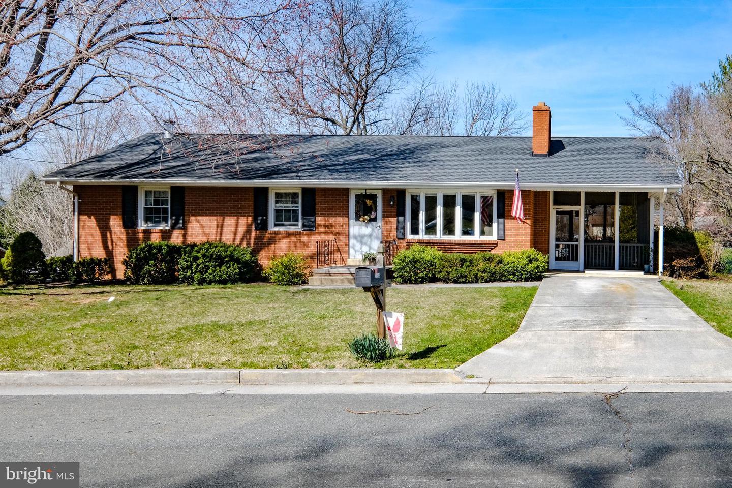 1004 E Stonewall Dr, Front Royal, VA 22630 - MLS VAWR2007480 - Coldwell ...