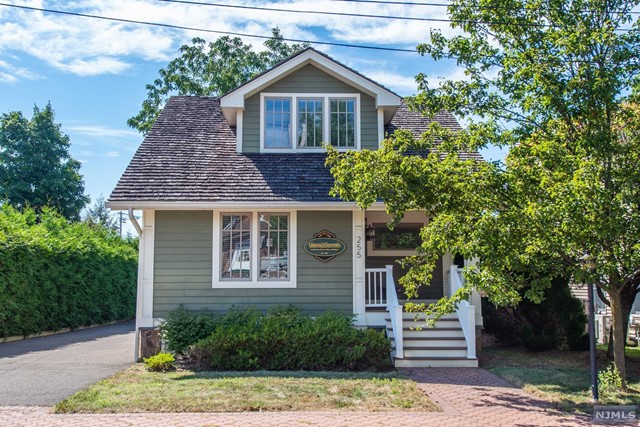 255 Madison Ave, Wyckoff Township, NJ 07481 - MLS 23002584 - Coldwell ...